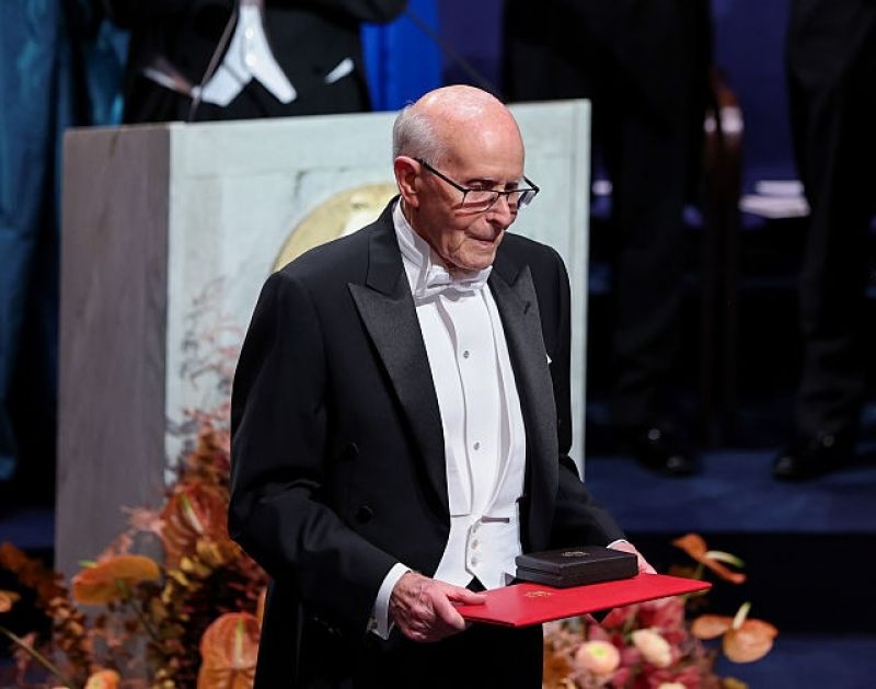 Professor Richard Robson accepts his Nobel Prize in Chemistry